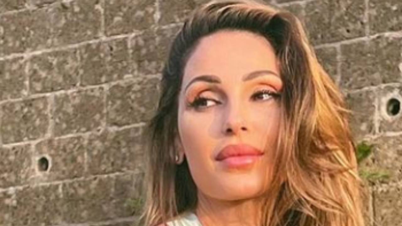 Anna Tatangelo "come una sirena a bordo" ai piedi di Taormina ...