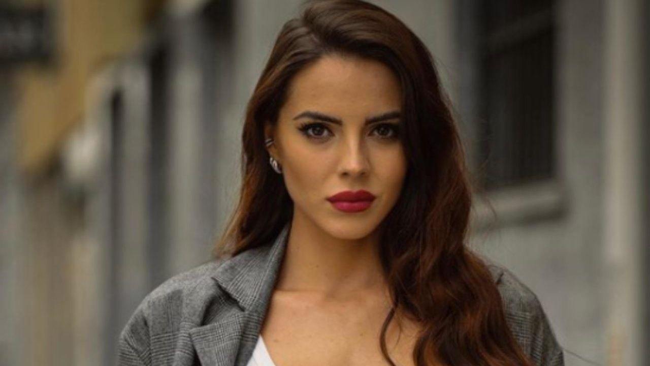 Shaila Gatta, il vestito non regge. Lo spettacolo ha le ore contate - FOTO